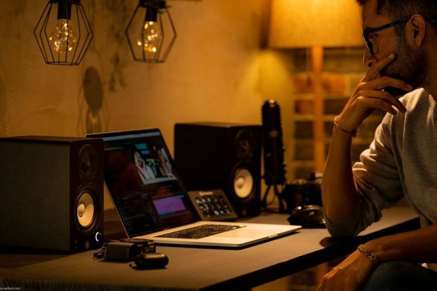 Yamaha HS3B Powered Studio Monitors